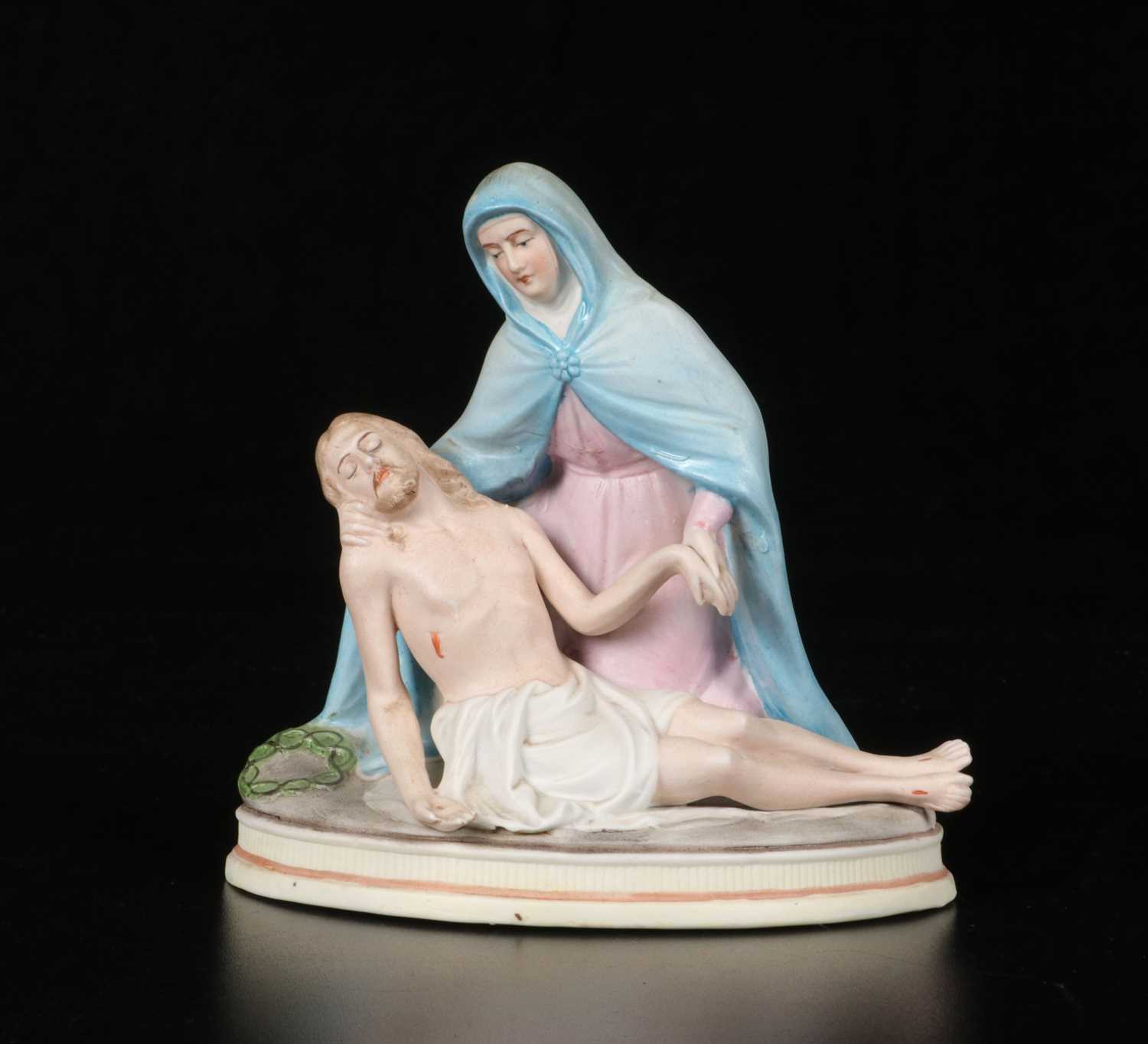 Lot 106 - Polychroom biscuitporseleinen groep van de
