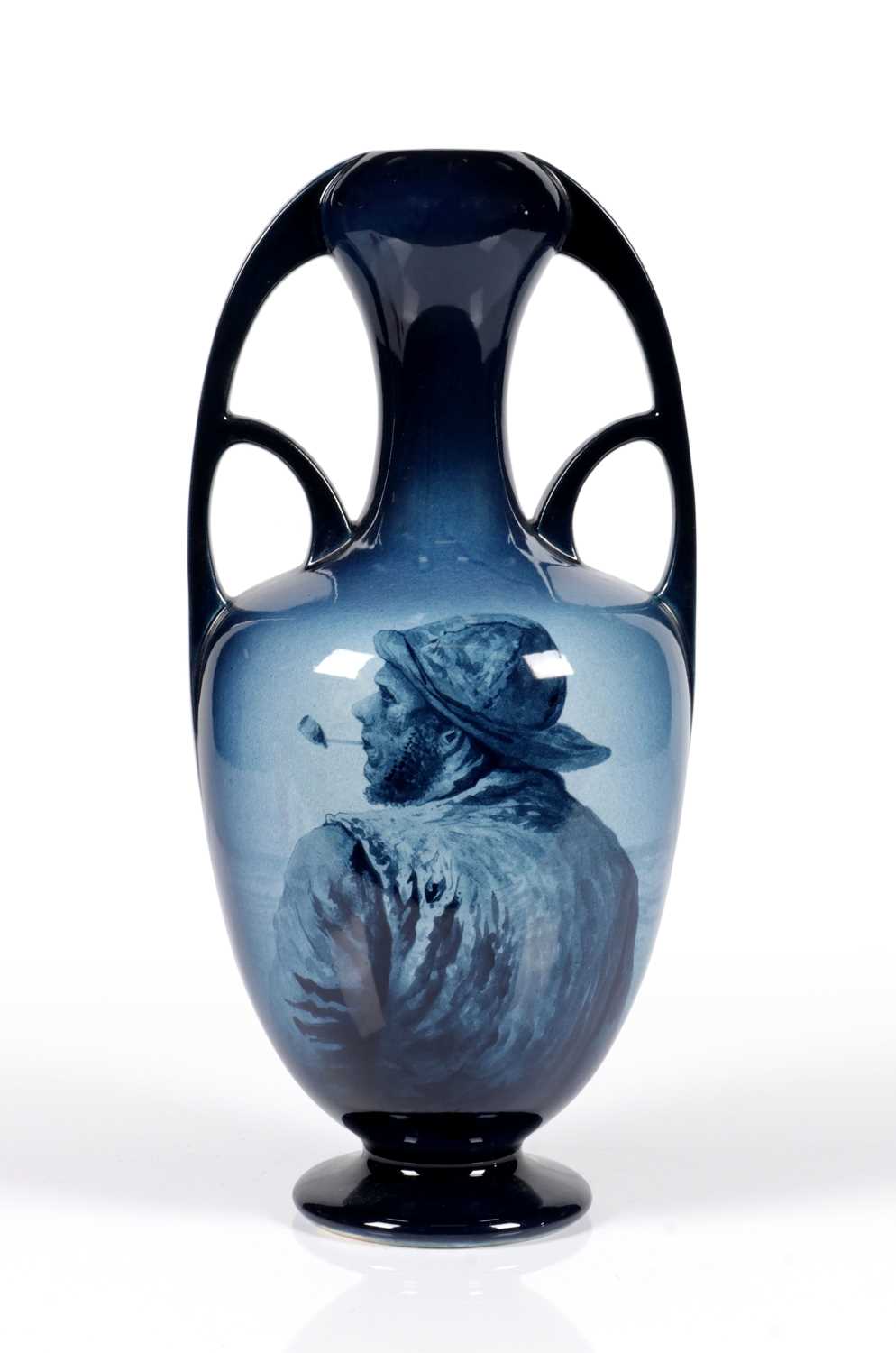Lot 53 - Siervaas met portret van een visser, Henri