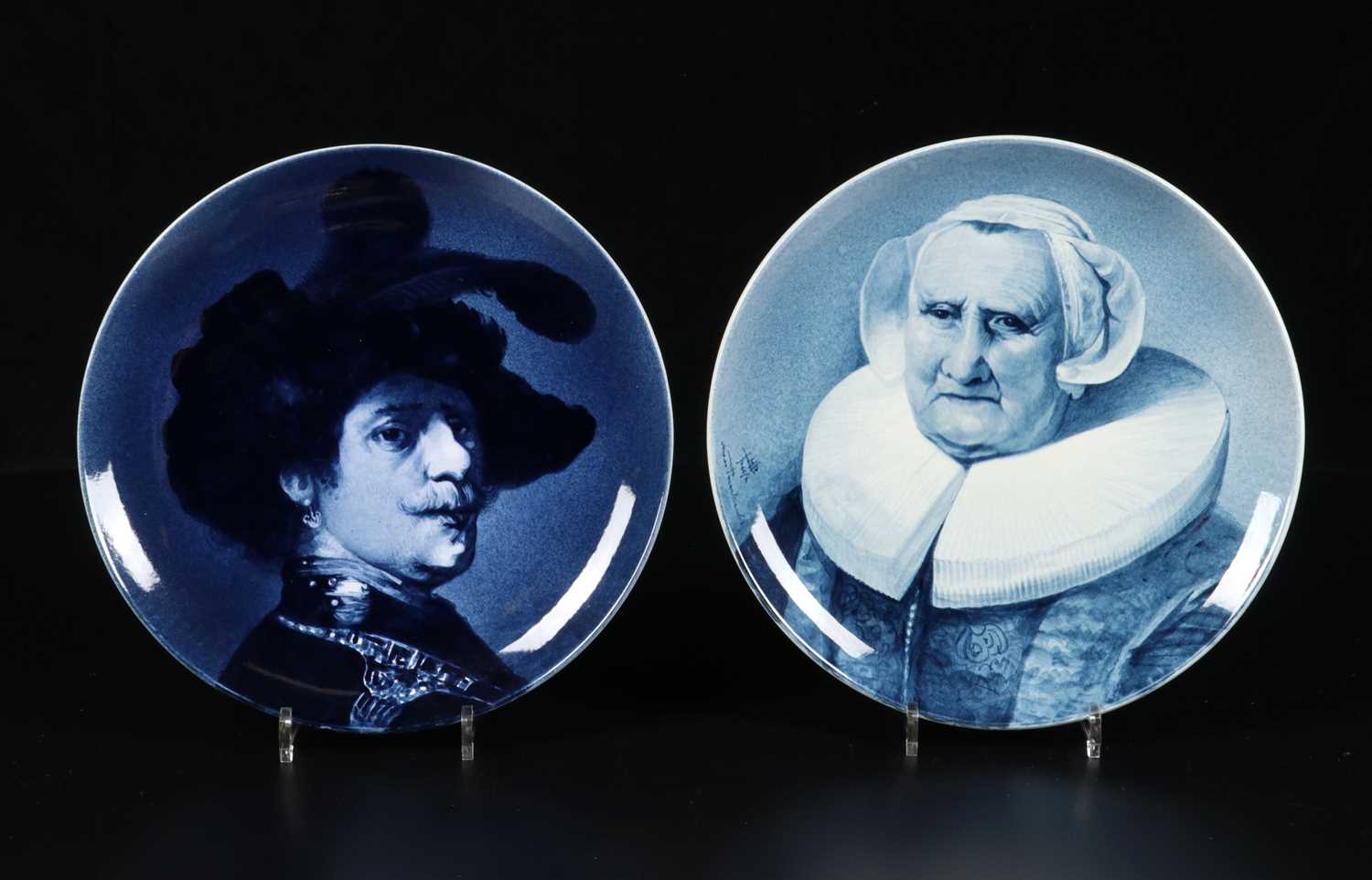 Lot 124 - Twee borden met portretten naar Rembrandt,