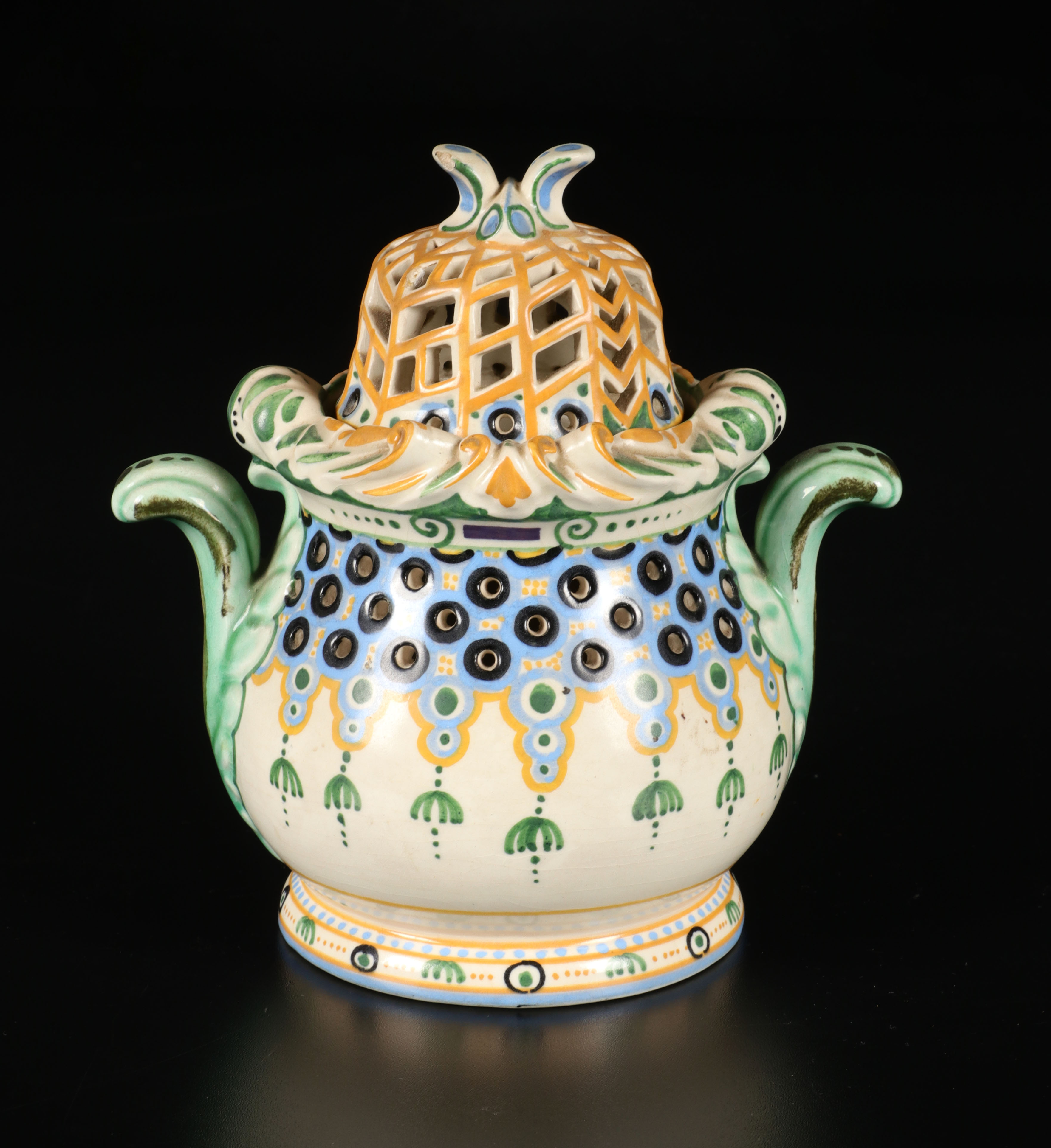 Lot 262 - Art Deco opengewerkte pot, Ivora Plateel